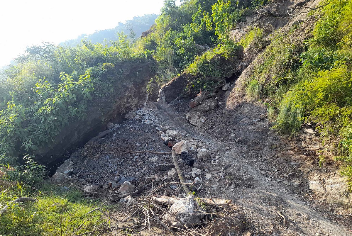 अविरल वर्षाले बाटो भत्किँदा दुई दिनदेखि विद्यालय बन्द - नेपाल समय ...