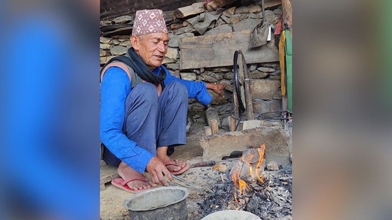 आरन पेसाबाट घर खर्च चलाउँदै लुहार - नेपाल समय :: Nepal Samaya - Online ...